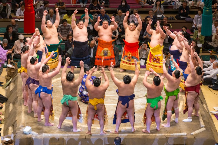 Sumo wrestlers stand in a circle for Dohyo-Iri ceremony | Elkli & Hart